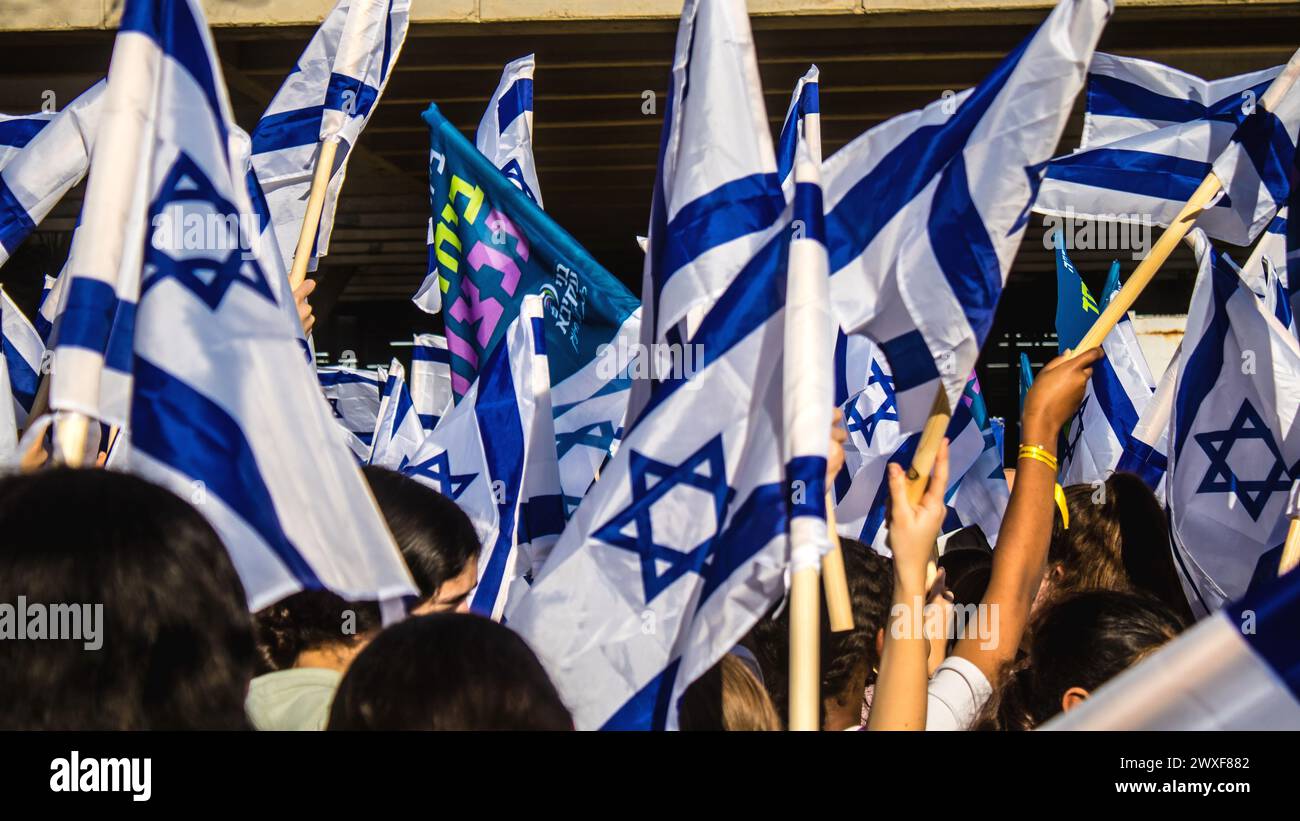 Tel Aviv, Israel, 7. Februar 2024 israelische Teenager versammeln sich ...