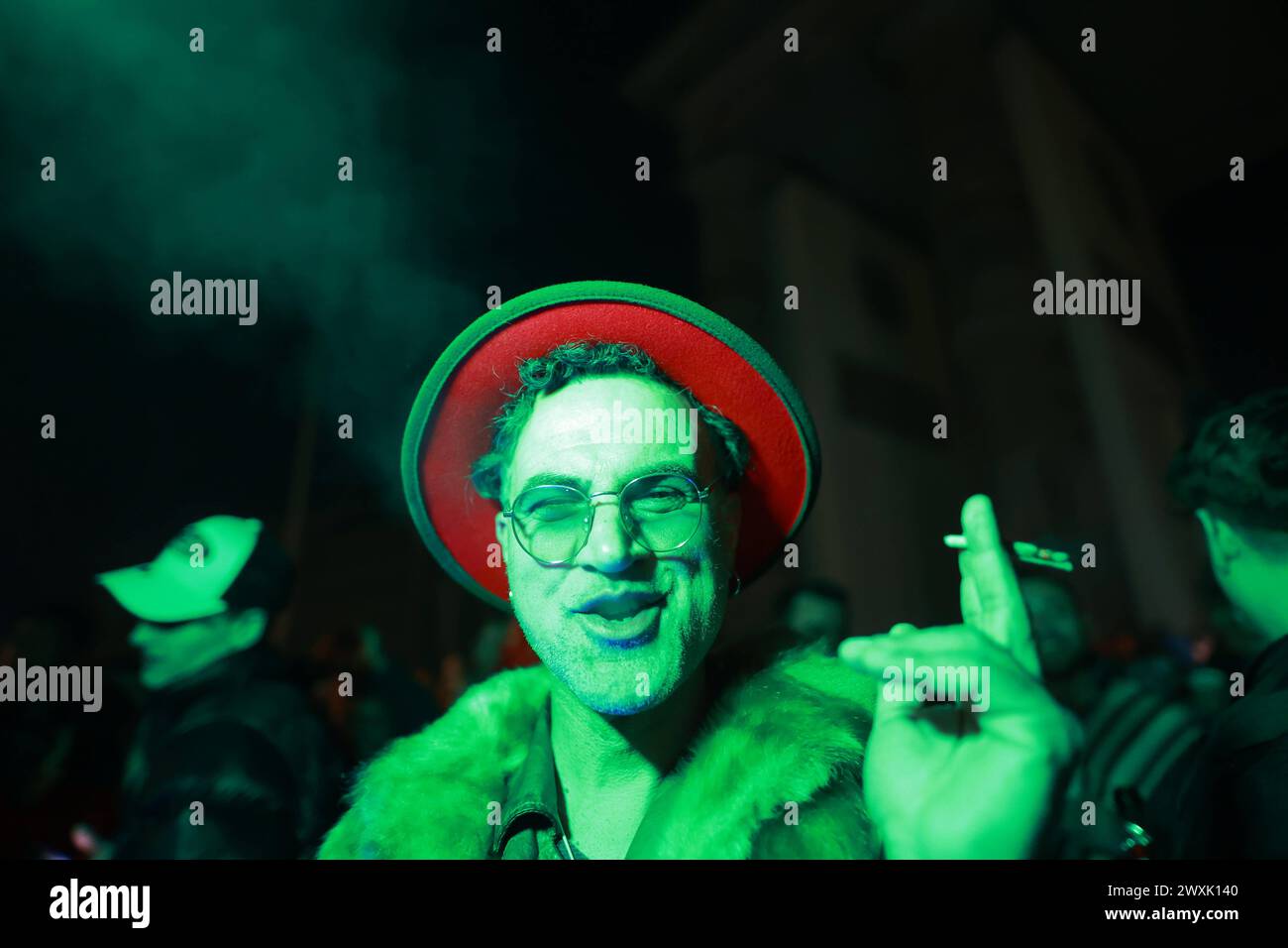 Eine Person mit Joint. Eine Demonstration zur Legalisierung von ...