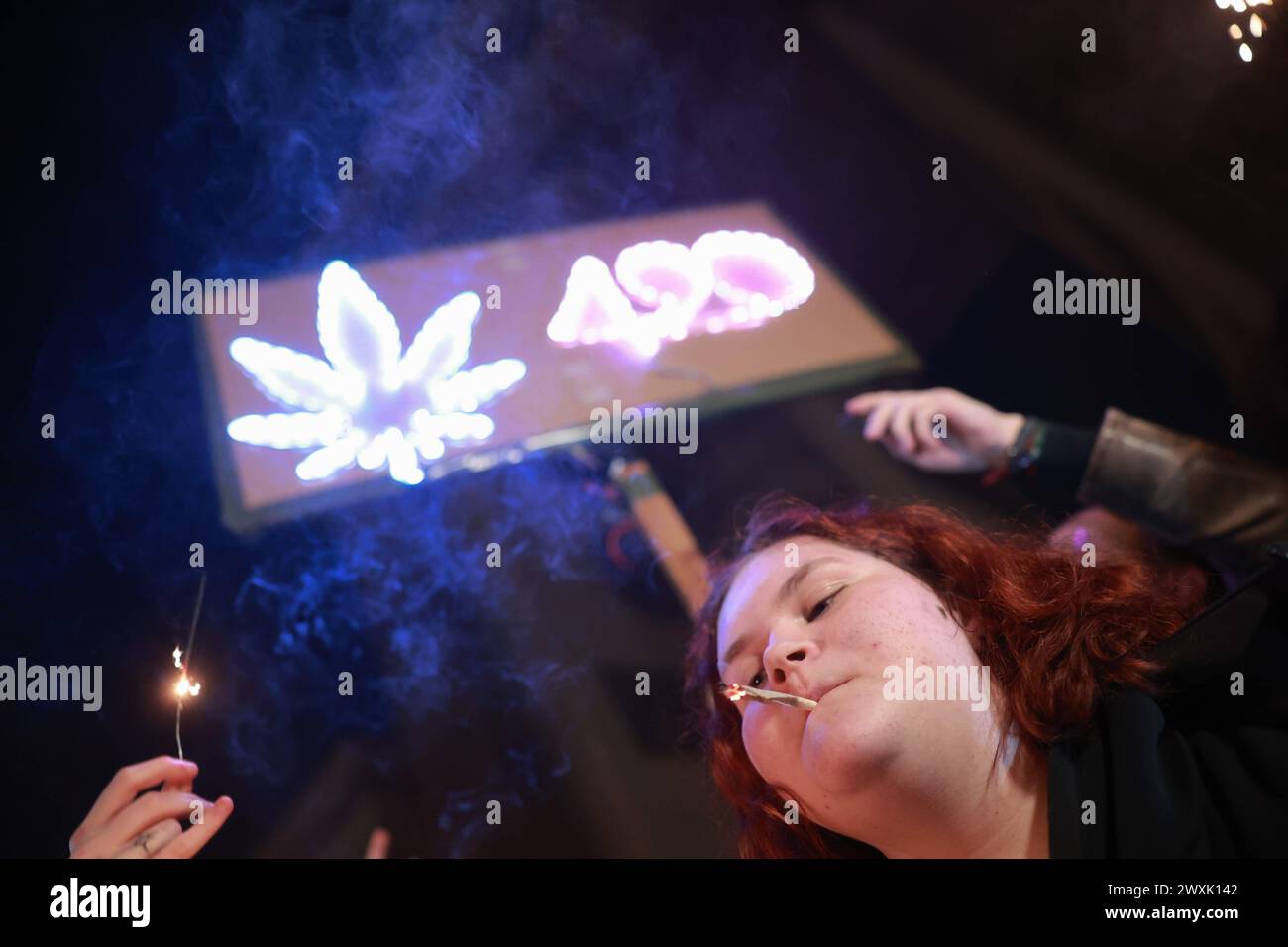 Eine Person mit Joint. Eine Demonstration zur Legalisierung von ...