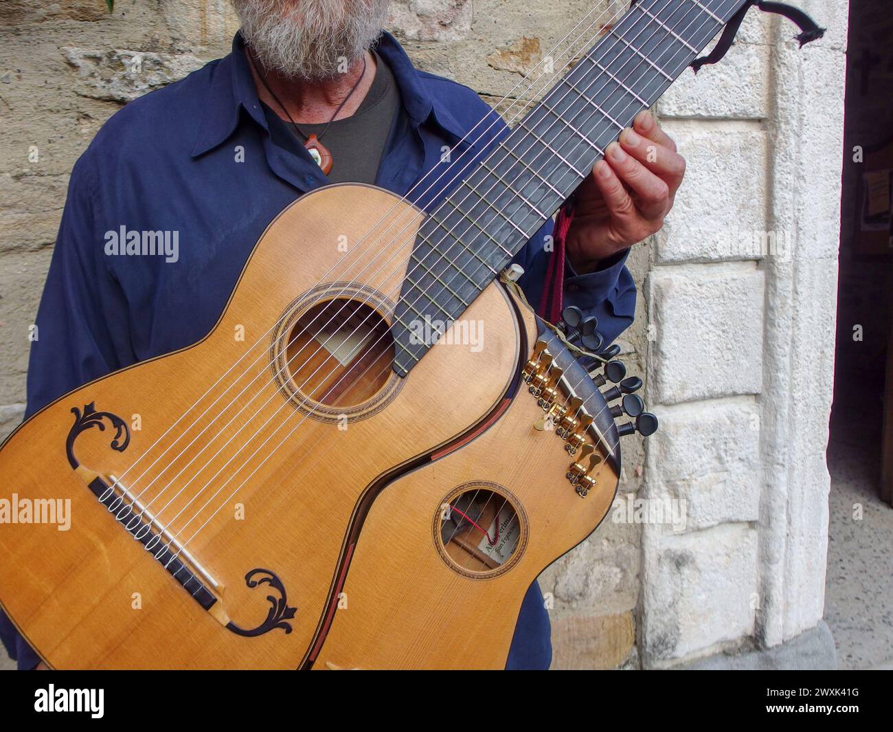 Der schottische Musiker James Kline mit seiner 19-saitigen Bogenharfe ...