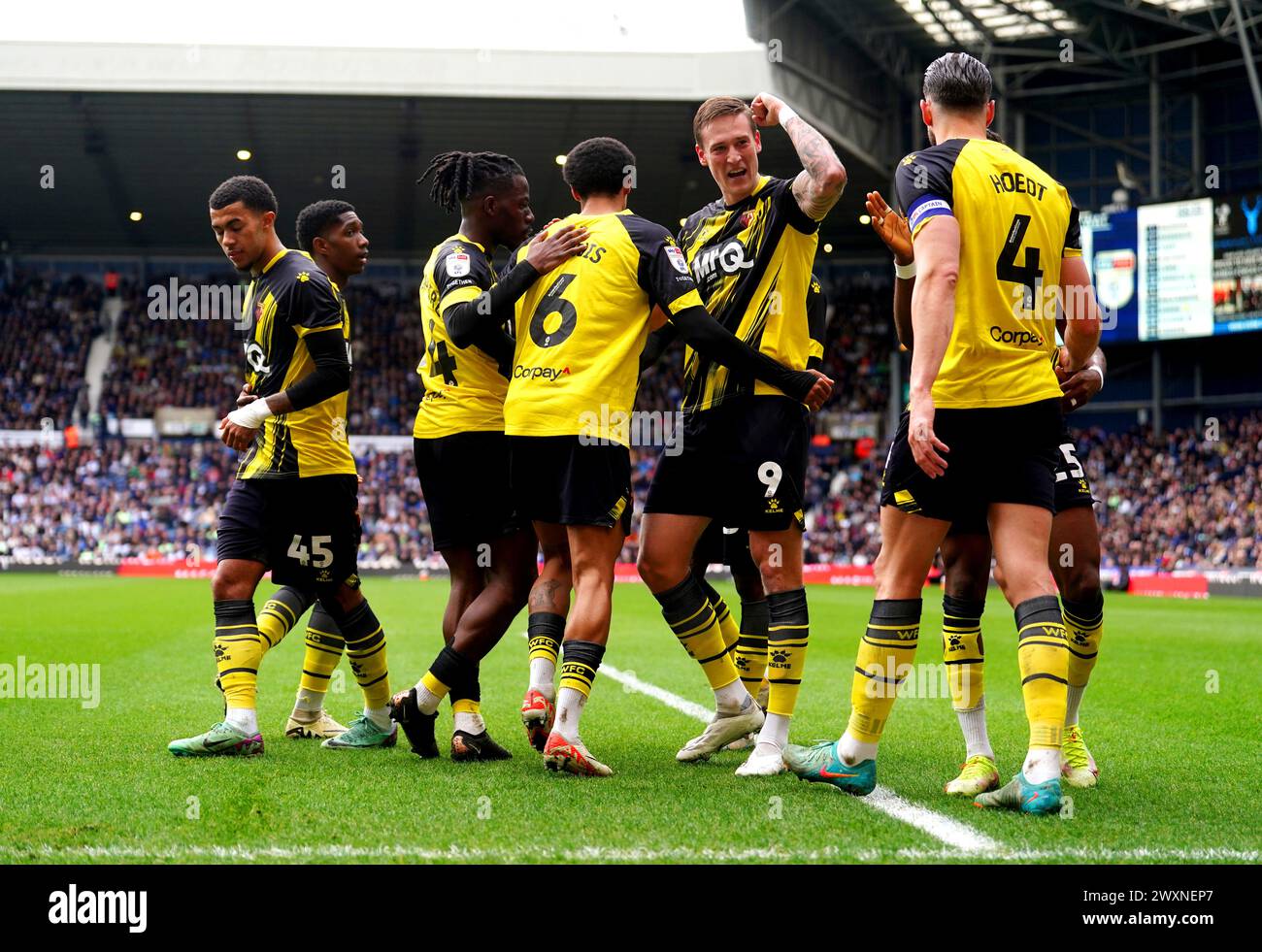 Watfords Mileta Rajovic feiert mit ihren Teamkollegen, nachdem sie beim ...