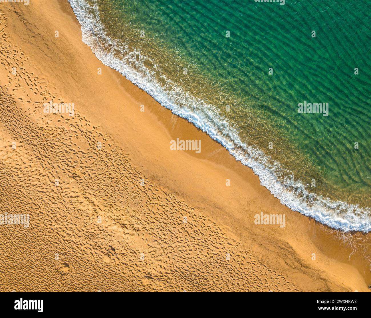 Blick von oben auf den Strand von Sa Boadella, in Lloret de Mar, an der ...