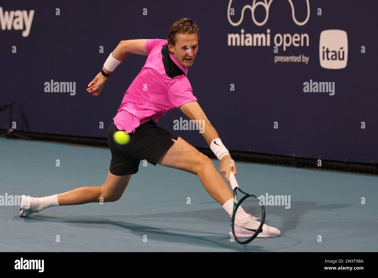 Sebastian Korda kehrt den Ball bei den Miami Open am 23. März 2024 in Miami Gardens zurück ...
