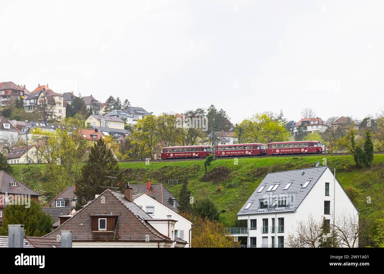 Roter Flitzer auf der Panoramastrecke, Teil der Gäubahn durch Stuttgart ...