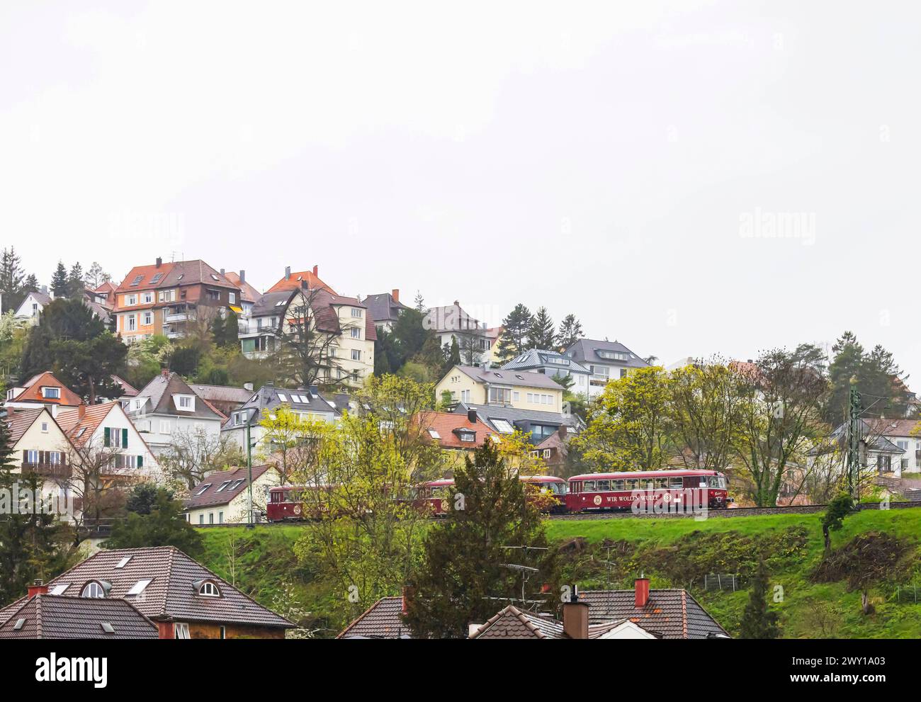 Roter Flitzer auf der Panoramastrecke, Teil der Gäubahn durch Stuttgart ...