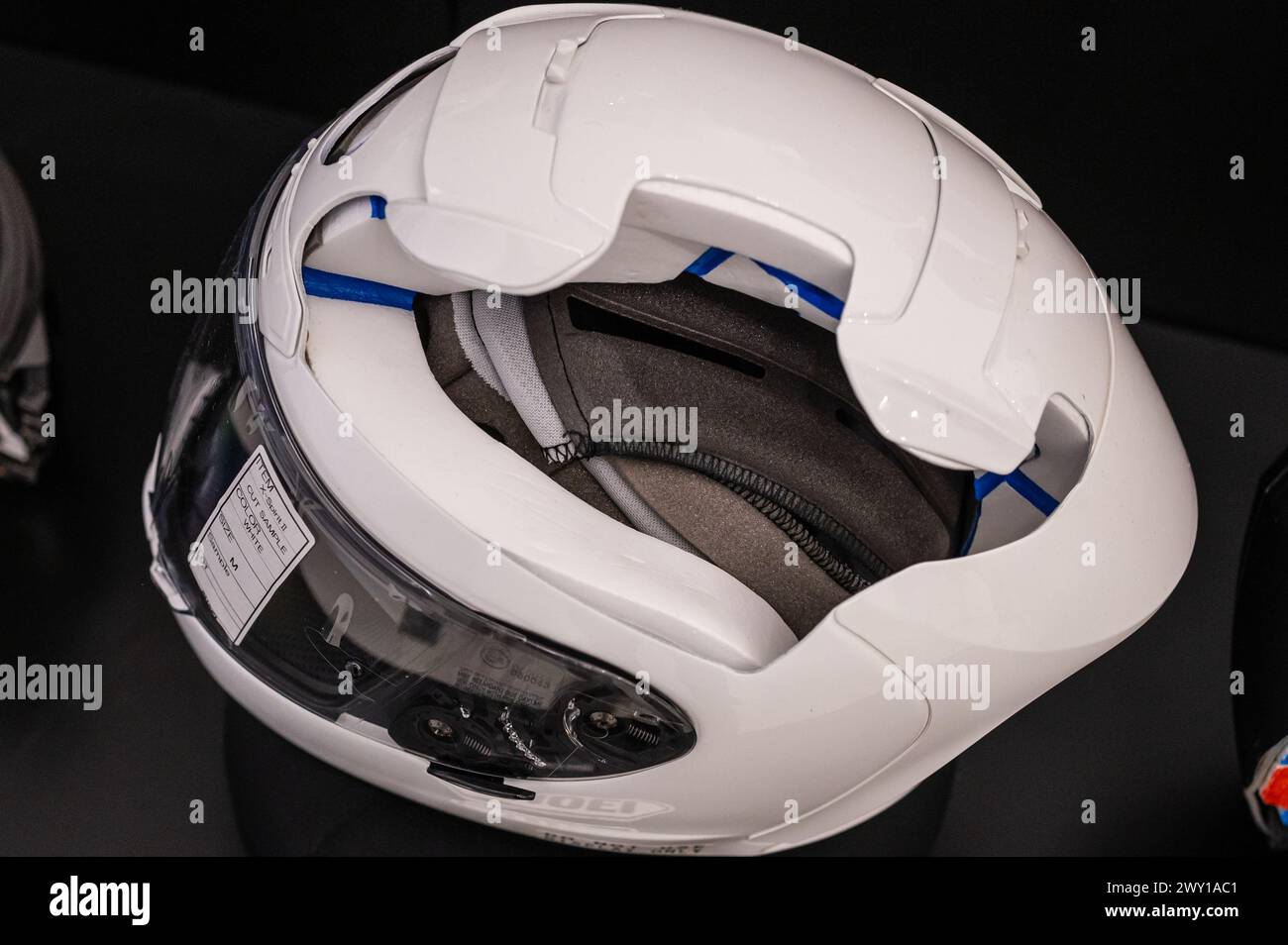 Motorradhelme lassen sich in zwei Hälften öffnen, um die Abschnitte zu ...