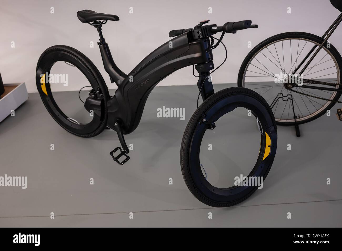 Reevo Hubless E-Bike 750 W. Mobility City Technology Museum in Zaha ...