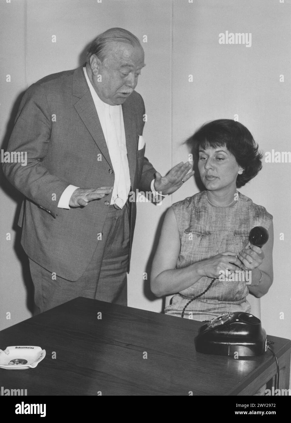 Szene aus dem SFB-Kriminalhörspiel in fünf Portionen 'Nimm Platz und ...