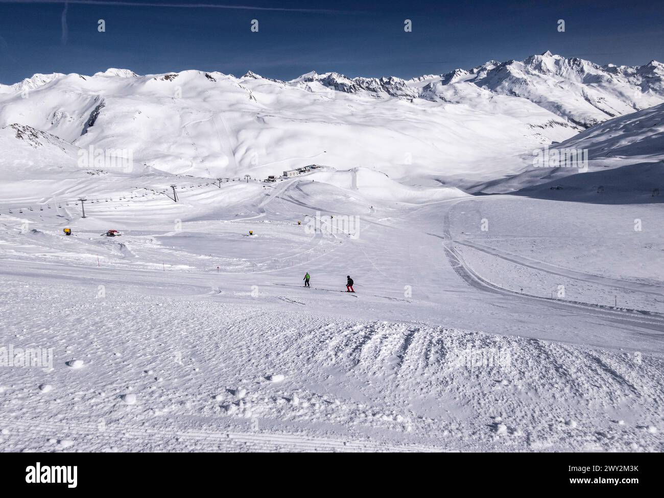 Schnalstaler Gletscher: Zwei Skiläufer fahren im Skigebiet Schnalstaler ...
