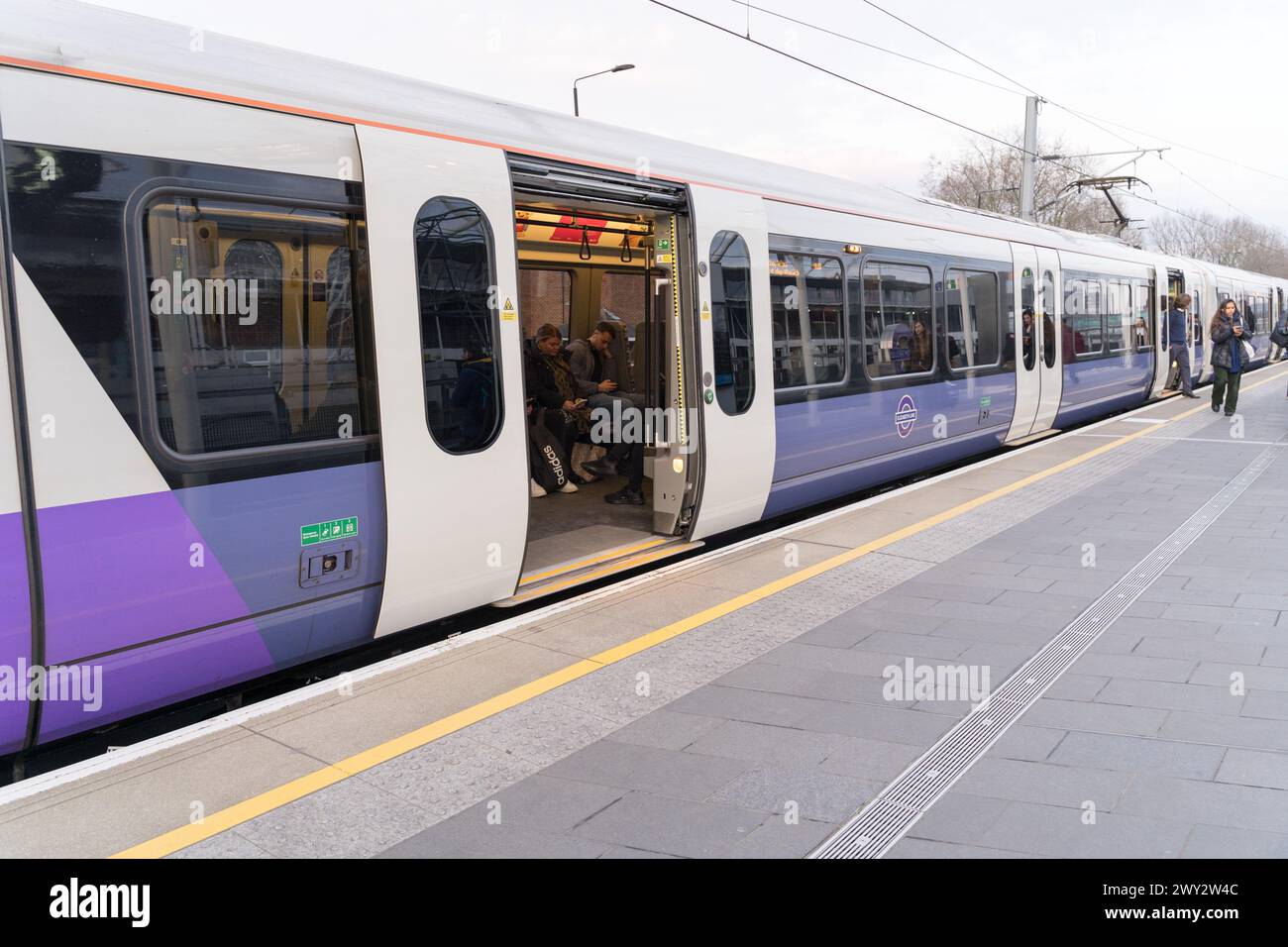 Der Zug der Elizabeth Line schließt seine Schiebetüren ab der U-Bahn ...