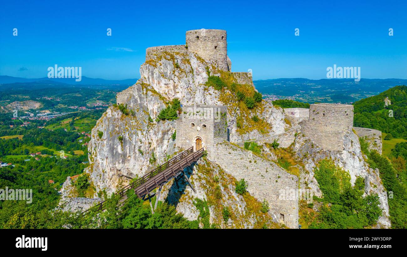 Mittelalterliche burg der festung srebrenik -Fotos und -Bildmaterial in ...