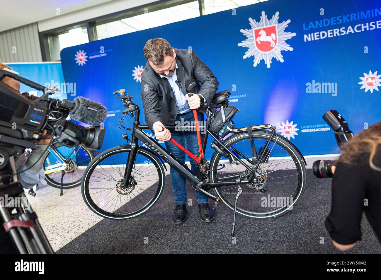 04. April 2024, Niedersachsen, Hannover: Der Leiter der Kampagne ...