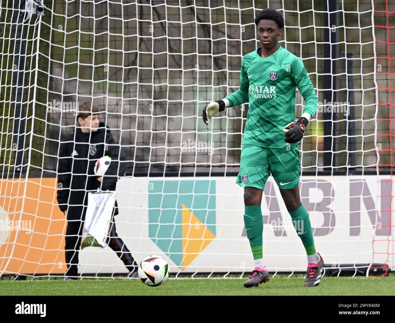 AMSTERDAM - Paris Saint Germain U17 Torhüter Bocar Sy beim Ajax Future ...