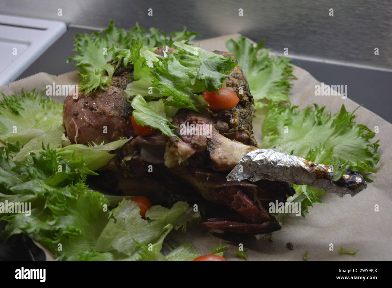 Essen, Kochen köstliches Fleisch, Schafskeule auf dem Knochen mariniert ...