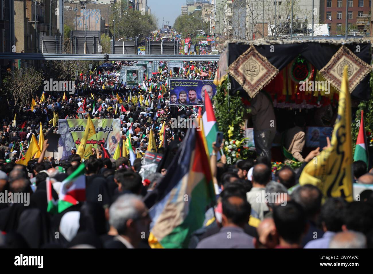 5. April 2024, Teheran, Iran: Iraner nehmen an der Beerdigungszeremonie ...
