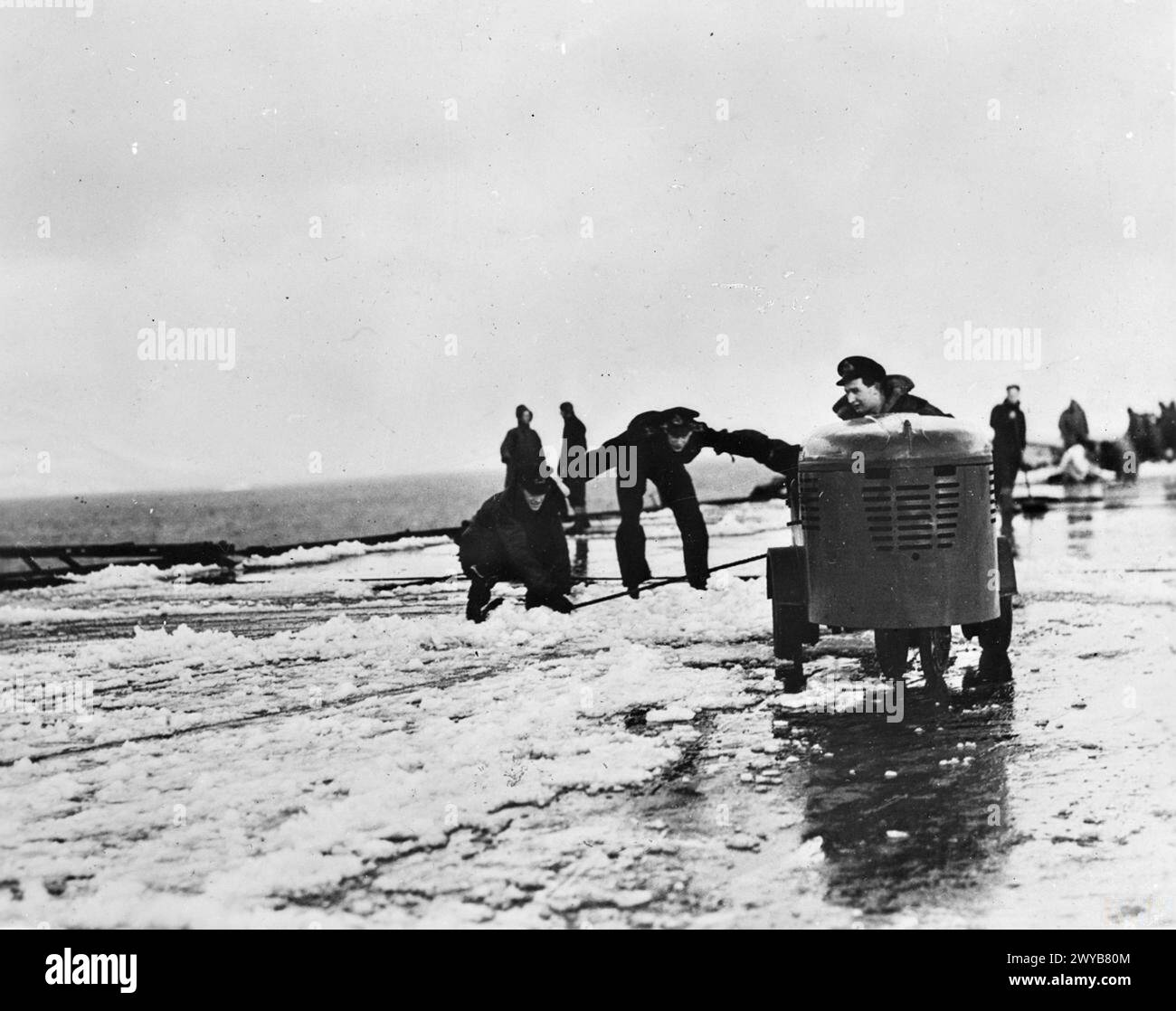 MIT DEM BEGLEITTRÄGER HMS VINDEX. MÄRZ 1944 AUF DEM ATLANTISCHEN KONVOI ...