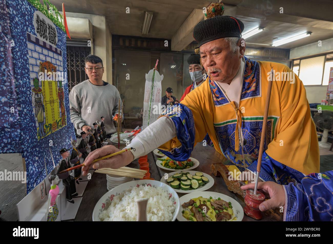 Ein traditioneller Schamane, der ein Ritual mit Opfergaben an die ...