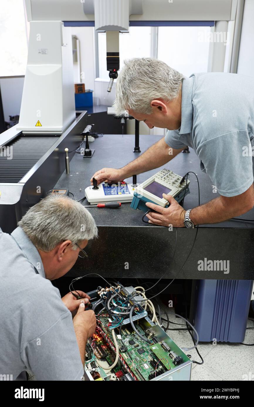 Das SAT-Team kalibriert die dreidimensionale Maschine. Kalibrierung des ...