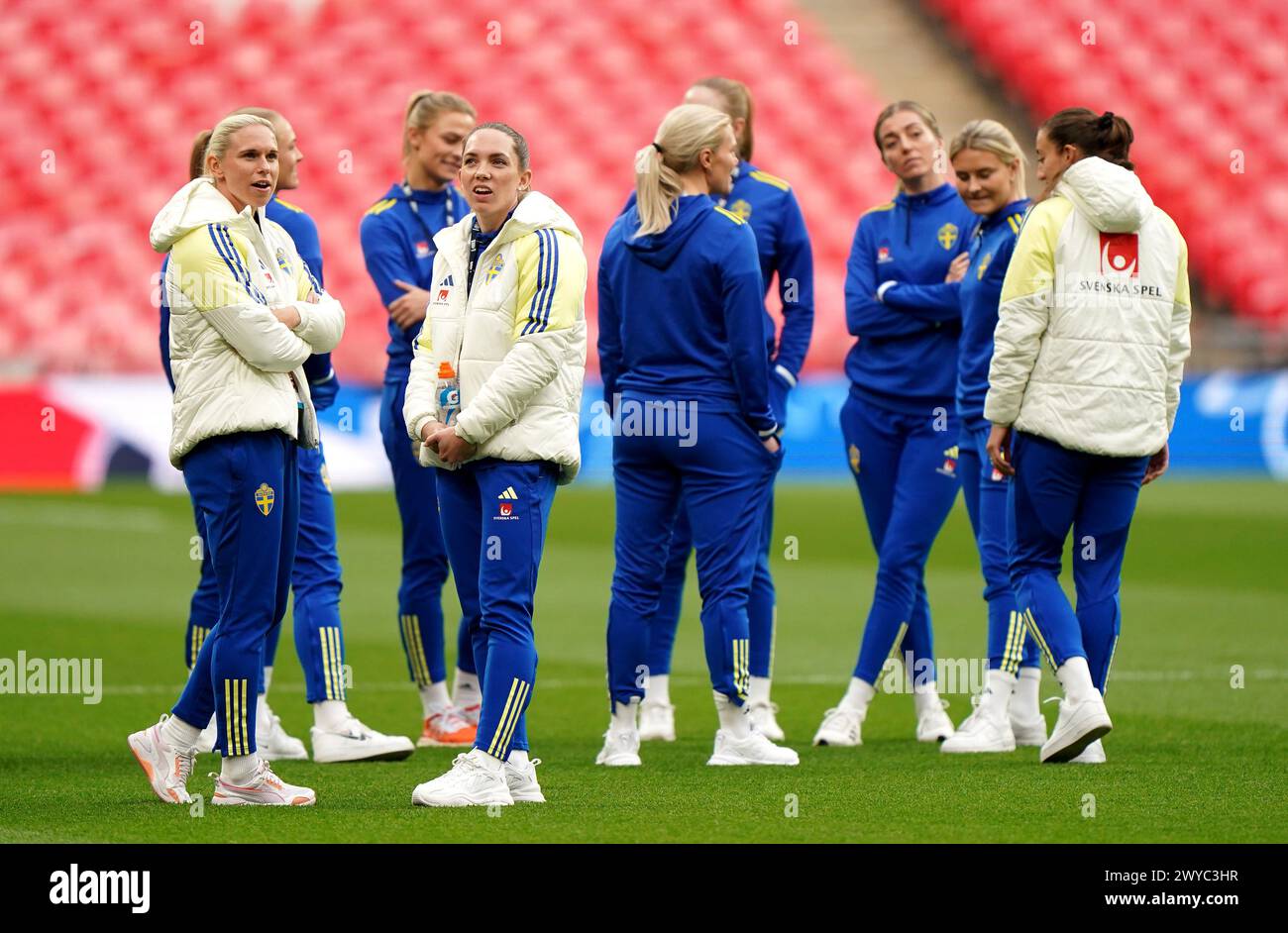Die schwedischen Spieler besichtigen das Feld vor dem Spiel der UEFA ...