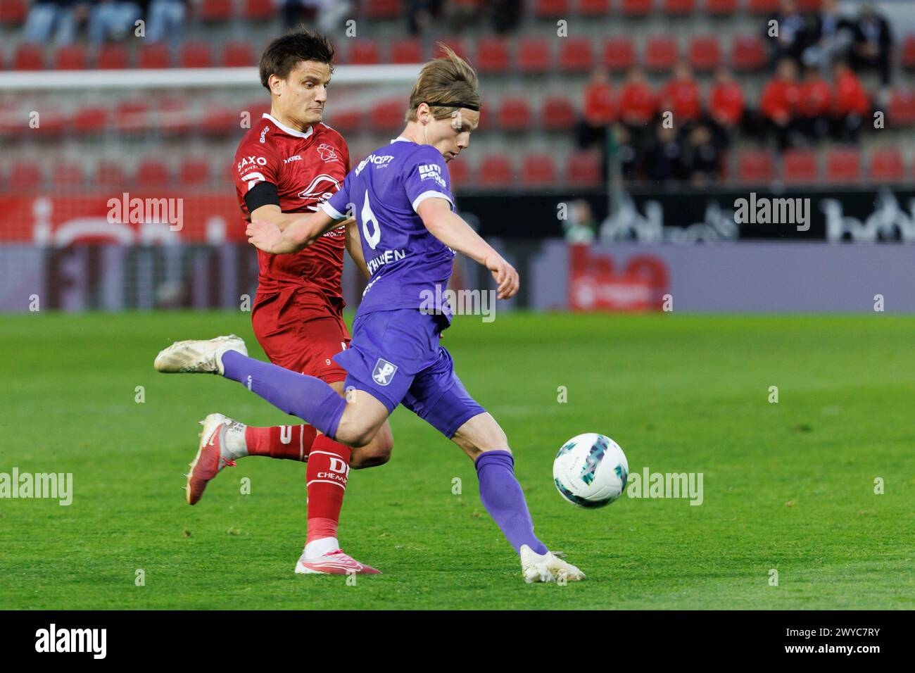 Waregem, Belgien. April 2024. Essevees Jelle Vossen und Patro Eisdens ...