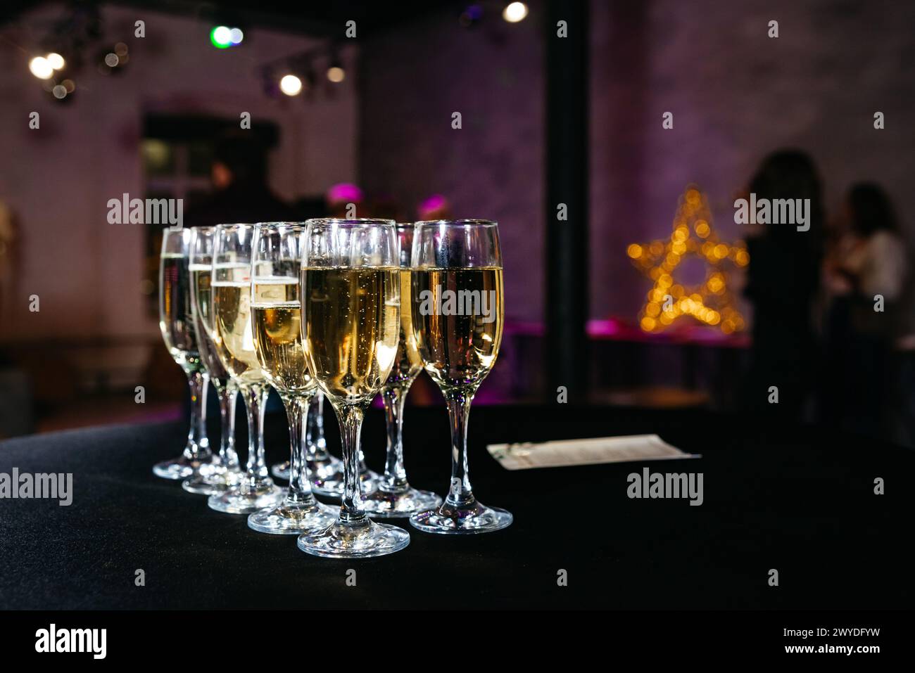 Sektgläser anstoßen -Fotos und -Bildmaterial in hoher Auflösung – Alamy