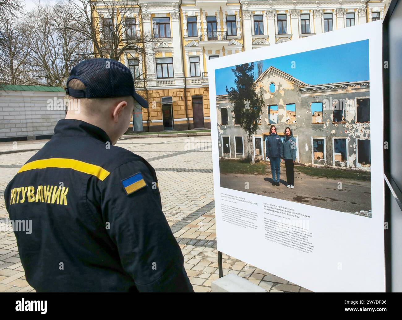 KIEW, UKRAINE - 04. APRIL 2024 - Ein Retter schaut sich das Foto ...