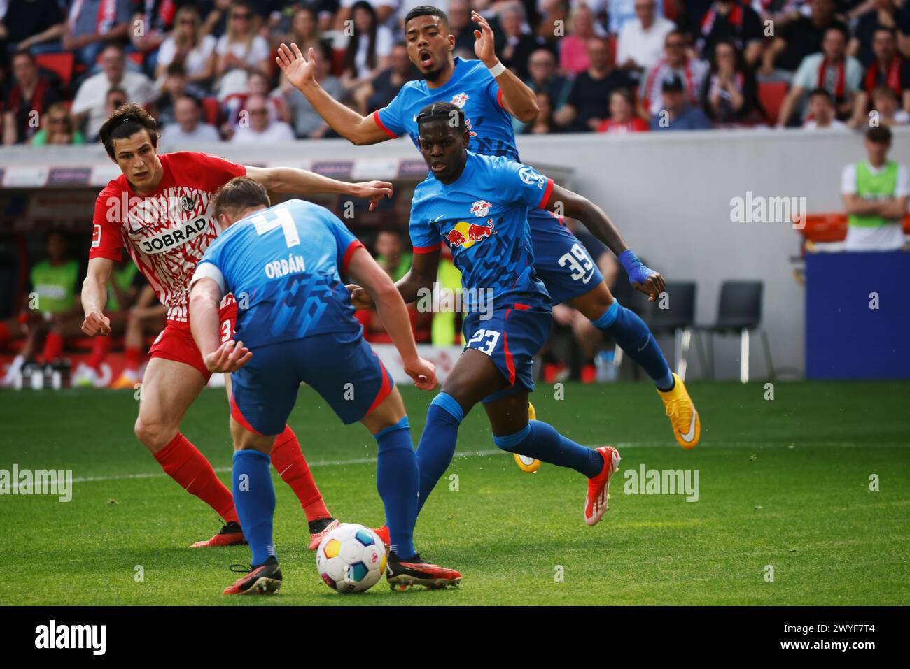 06 April 2024, Baden-Württemberg, Freiburg im Breisgau: Fußball ...
