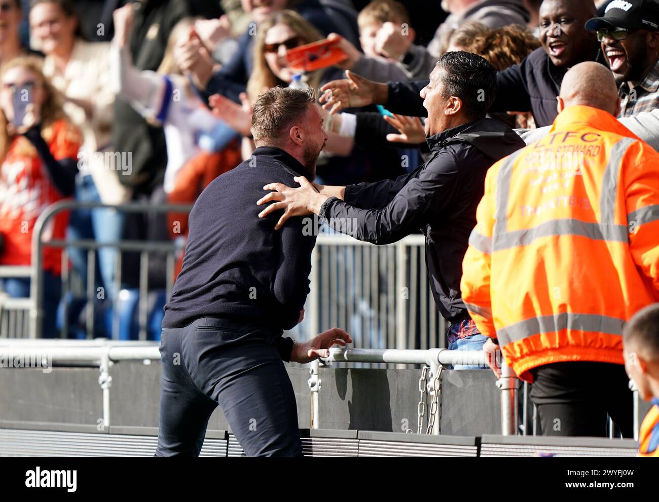 Luton Town Manager Rob Edwards feiert mit den Fans, nachdem seine Teams ...