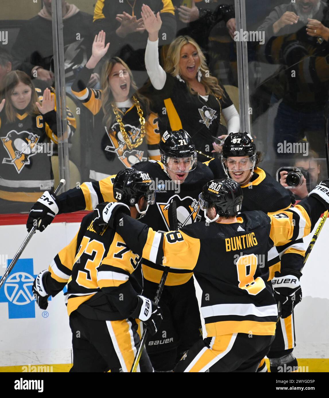Pittsburgh, Usa. April 2024. Evgeni Malkin (71) feiert sein zweites Tor ...