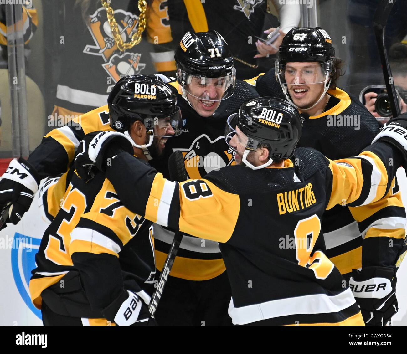 Pittsburgh, Usa. April 2024. Evgeni Malkin (71) feiert sein zweites Tor ...