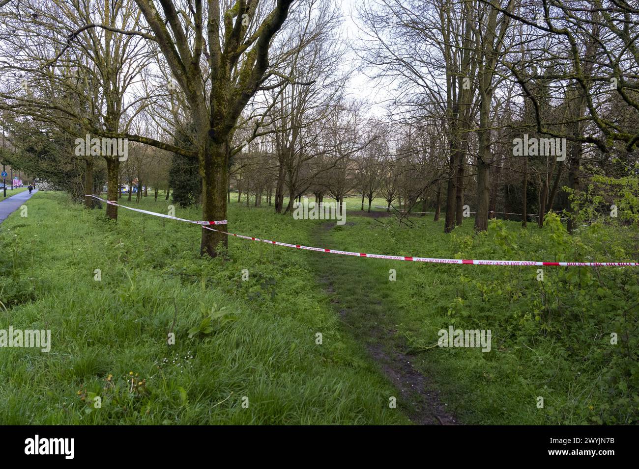Aktenfoto vom 04/24 von einem Polizeikabel am Tatort in Rowdown Fields ...