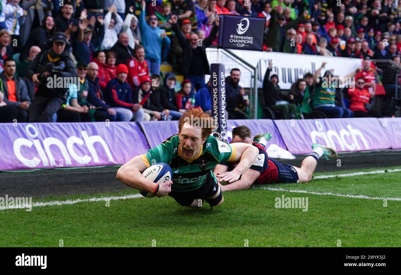 George Hendy von Northampton Saints taucht ein, um im Cinch Stadium in ...