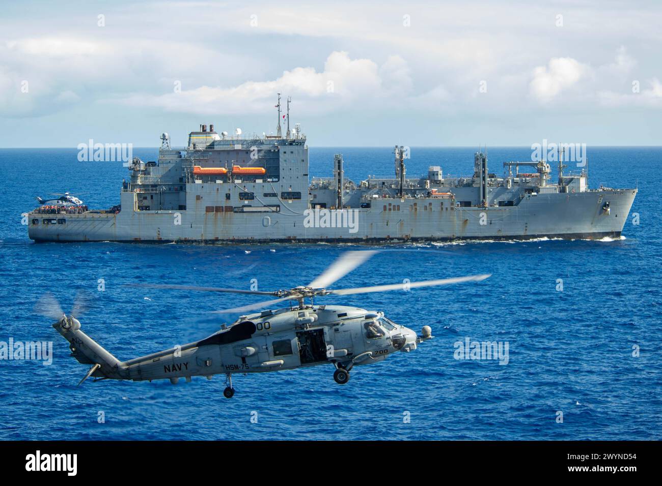 PHILIPPINE SEA (5. April 2024) ein MH-60R Sea Hawk, das dem „Wolf Pack ...
