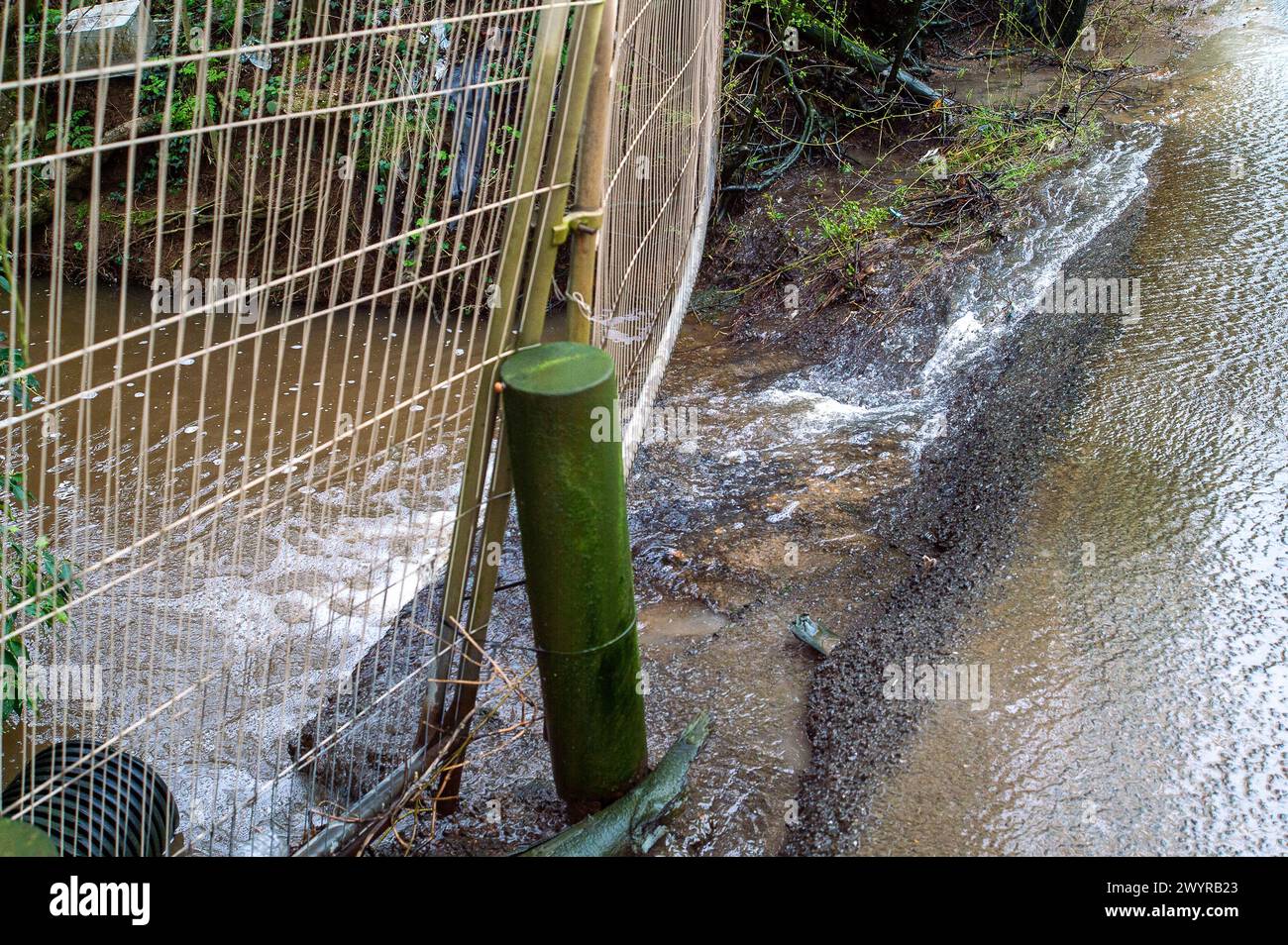 Harefield, Großbritannien. April 2024. Das Wasser fließt über eine ...
