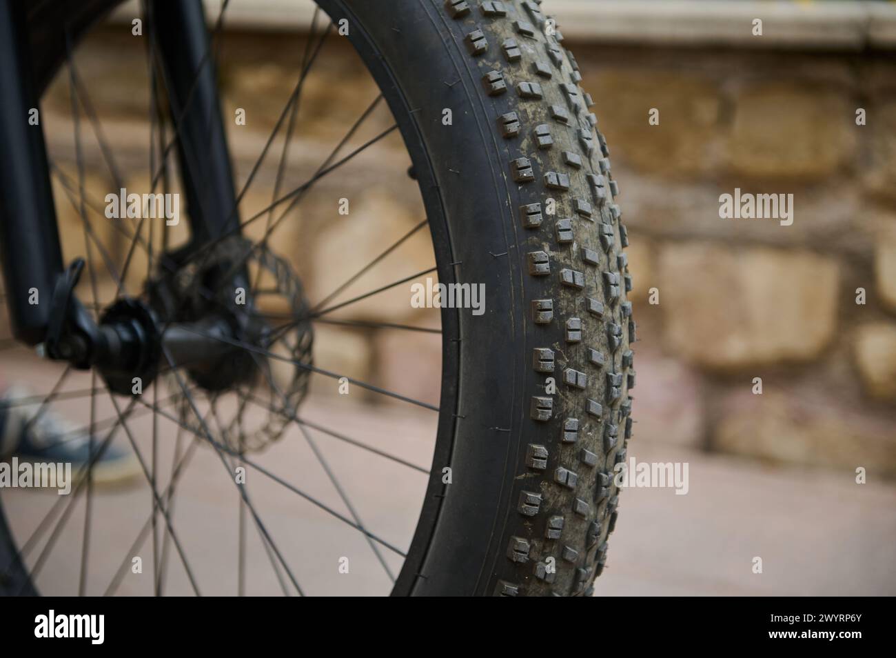 Flaches Profil eines schlauchlosen Fahrradreifens. Details zum ...