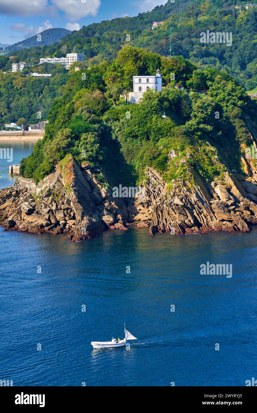 Barco navegando por la Bahia de La Concha, detrás la Isla Santa Clara con la Casa del Faro donde ...