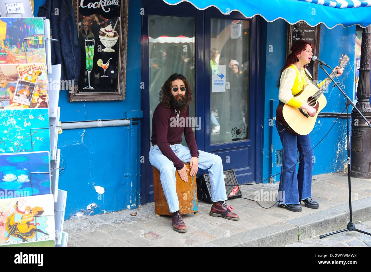 Paris, Frankreich - 31. März 2024: Heller Auftritt des Straßenmusikers ...