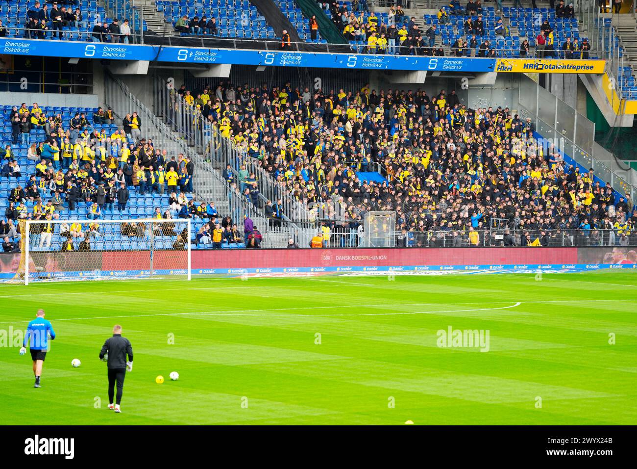 Fans aus Broendby vor dem Spiel. Superliga-Spiel zwischen Broendby IF ...