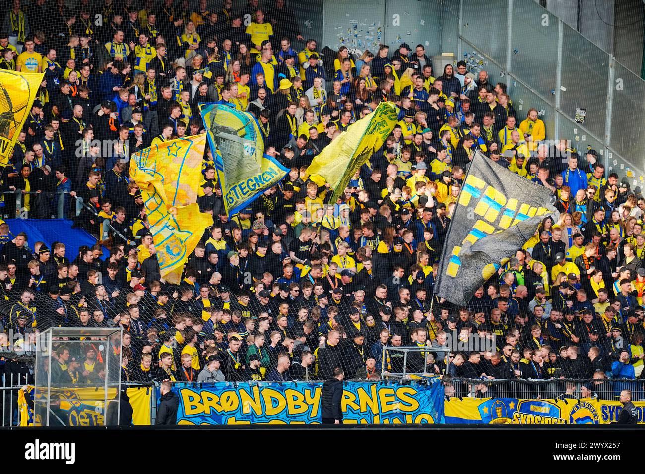 Fans aus Broendby vor dem Spiel. Superliga-Spiel zwischen Broendby IF ...