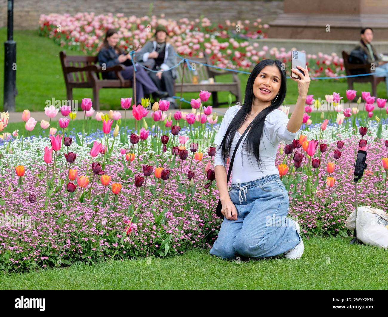 London, UK, 8. April 2024. Besucher der Victoria Embankment Gardens können Selfie-Fotos mit ...