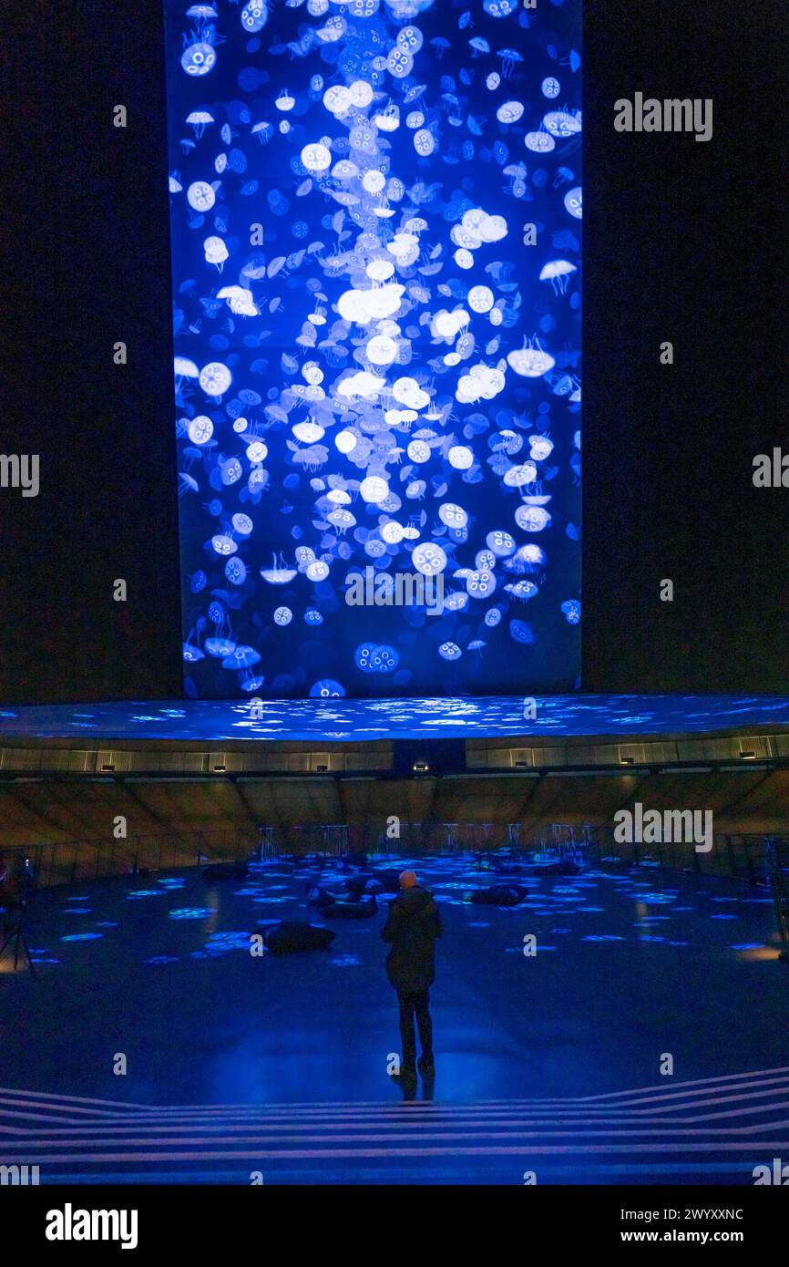 Ausstellung Plante Ozean im Gasometer in Oberhausen stehen die Ozeane ...