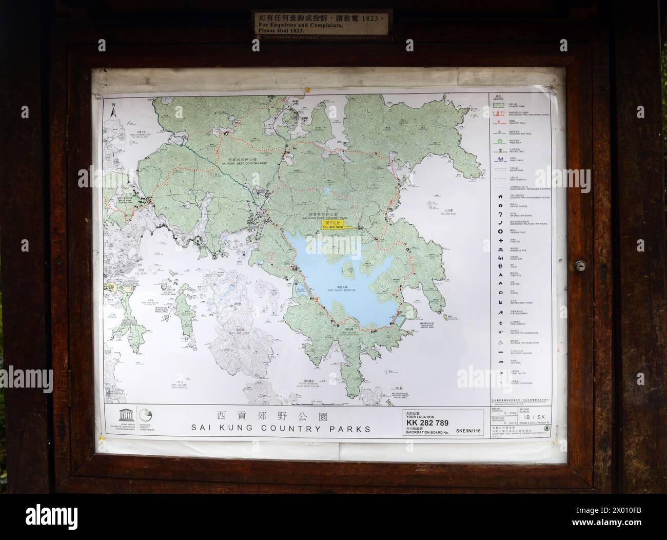 Eine Wanderkarte des Sai Kung Country Park, die am Anfang eines Weges ...