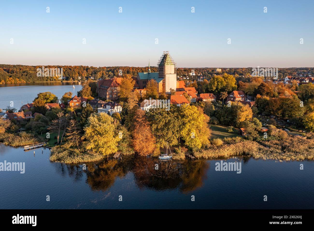 Blick auf die kathedrale der inselstadt ratzeburg -Fotos und ...