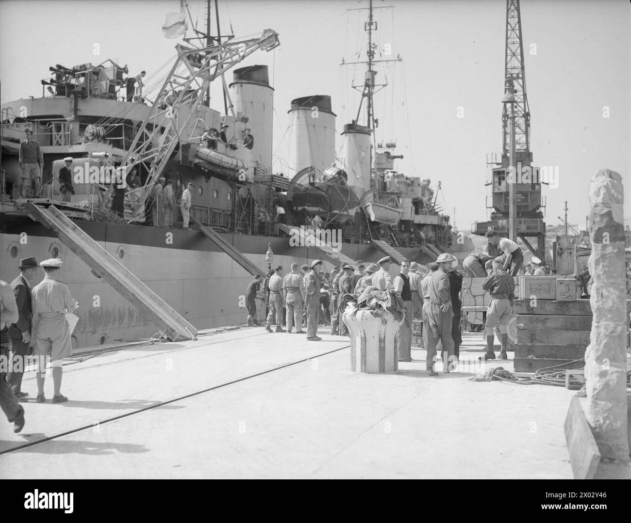 BRITISCHER KREUZER LIEFERT FLUGABWEHRMUNITION NACH MALTA. 10. MAI 1942 ...