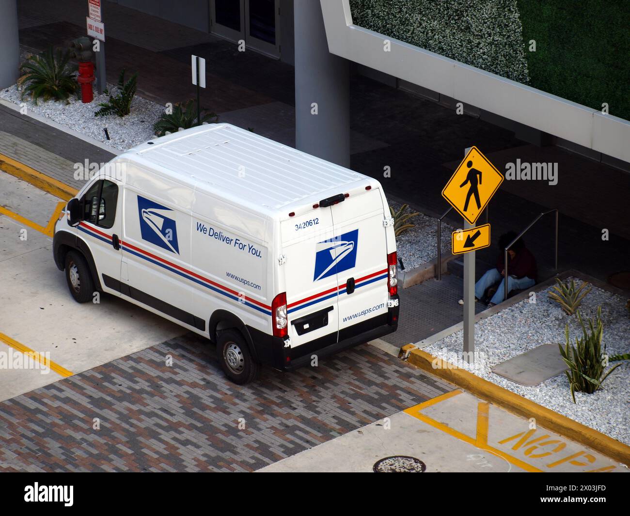 Miami, Florida, USA - 6. April 2024: Van des US Postal Service (USPS ...