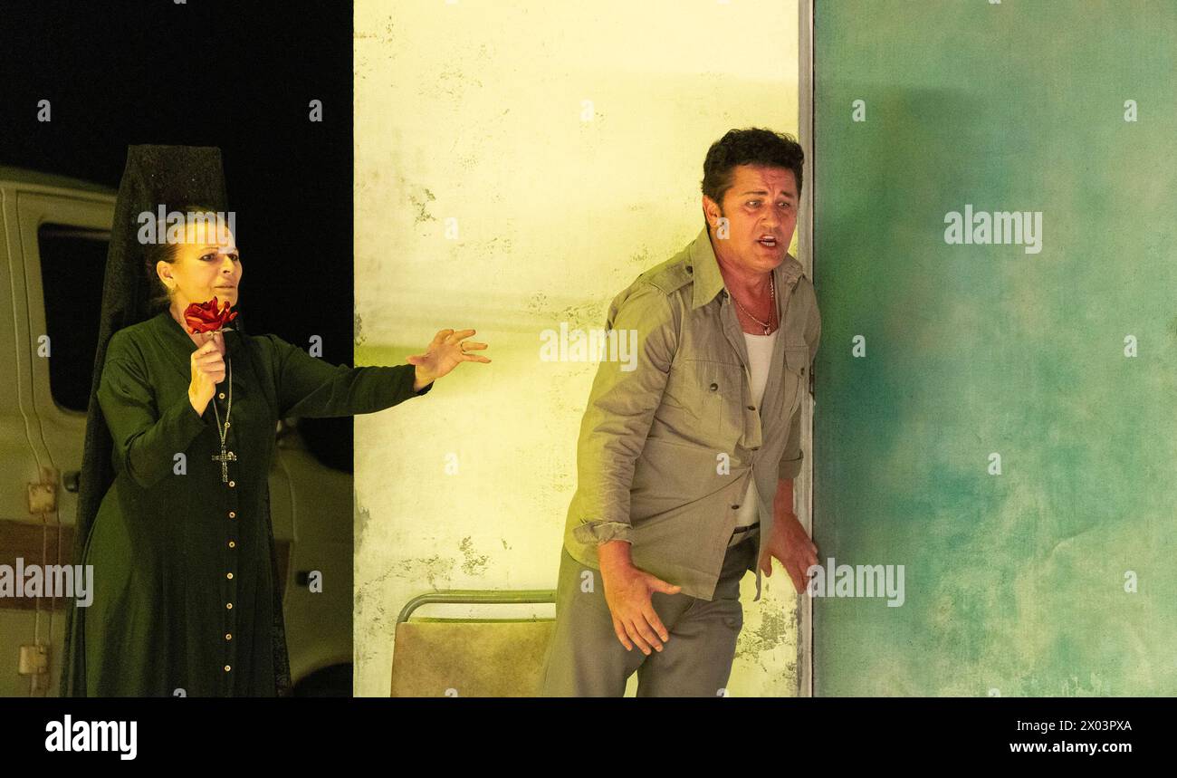 Ruth Alfie Adams (Mutter von Don Jose), Piotr Beczala (Don Jose) in ...