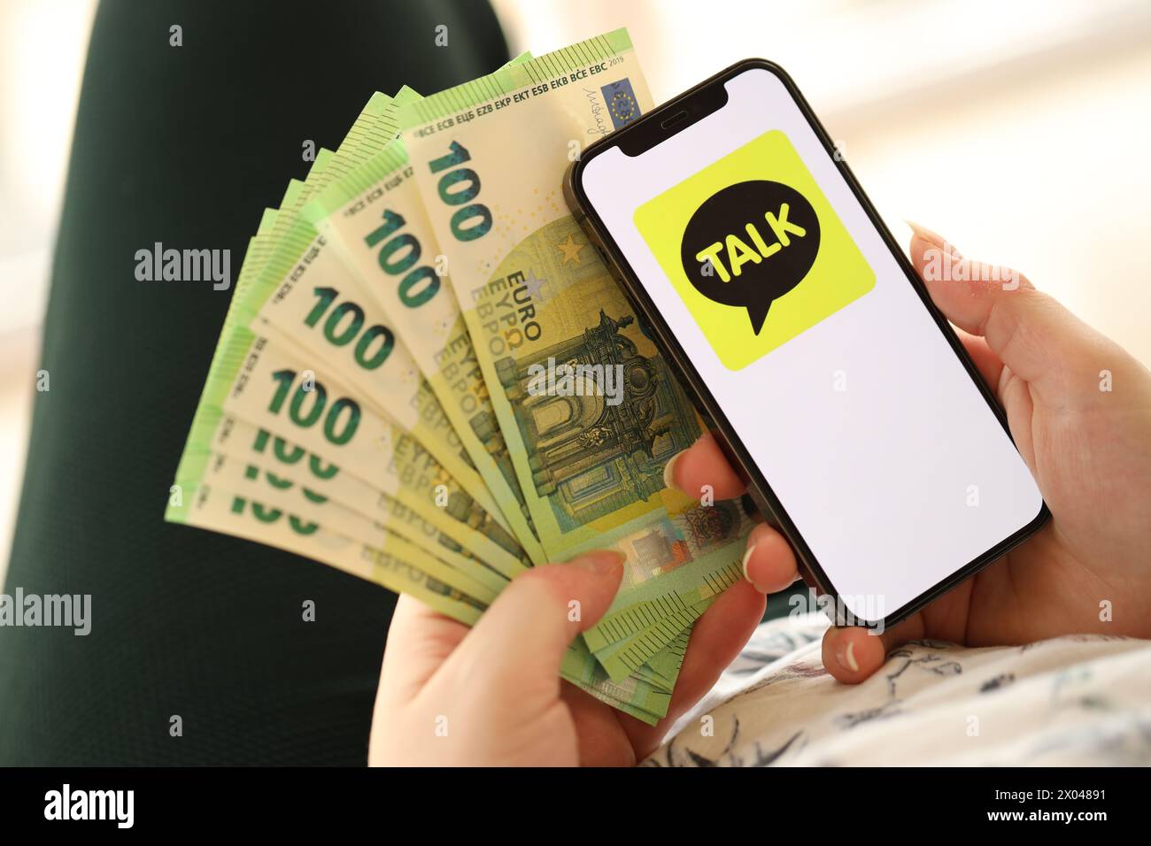 KIEW, UKRAINE - 1. APRIL 2024 KakaoTalk Messenger-Symbol auf dem ...