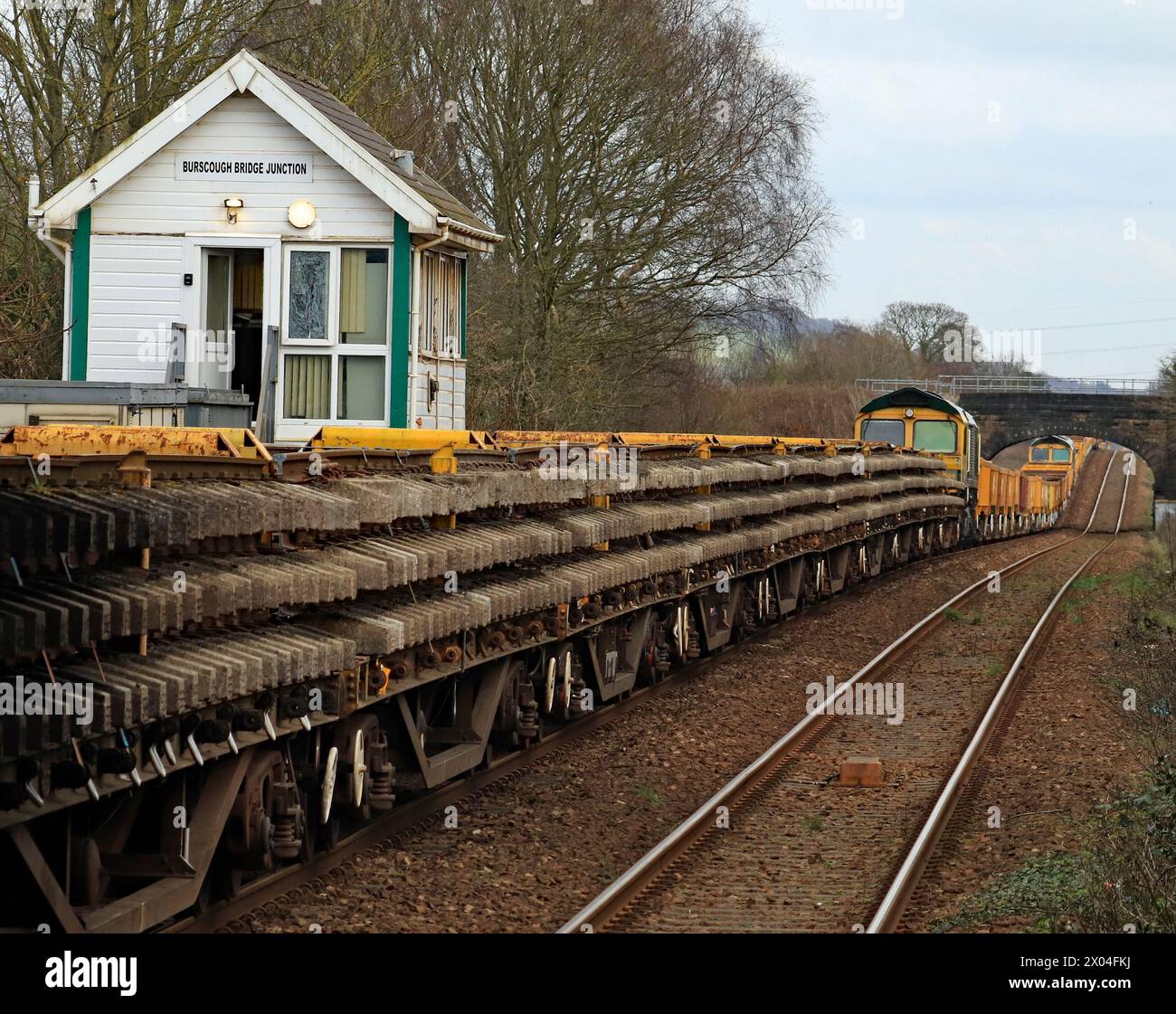 Eine lange Linie von Ingenieurzügen steht neben dem Stellwerk der ...