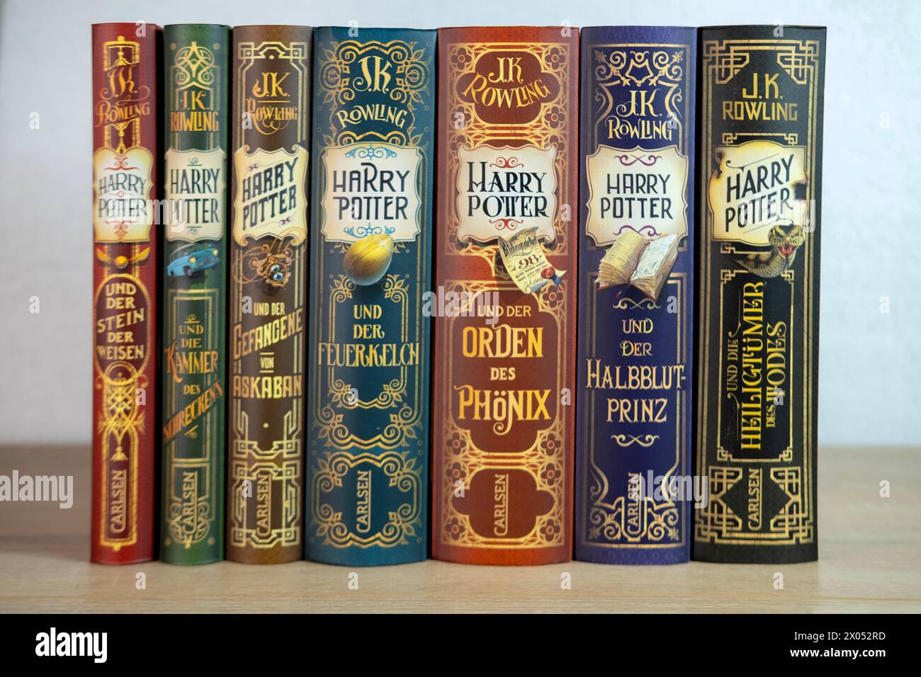 J.K. Rowling's Harry Potter Bücher in verschiedenen Ausgaben, die ...