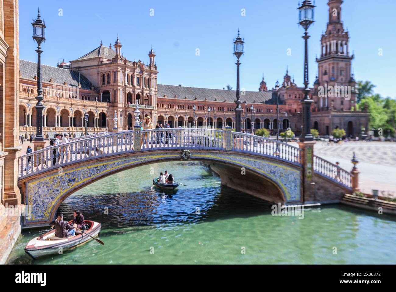 Sevilla, Andalusien, Spanien. April 2024. Die Plaza de España ist ein ...